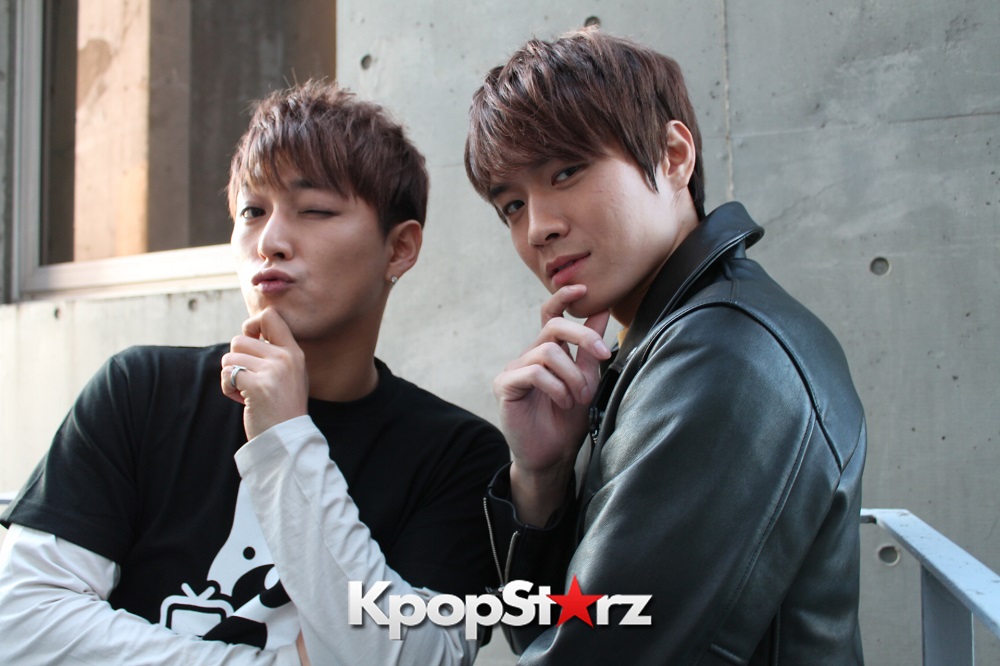 【撮り下ろし】「AbemaTV韓ドラナビbyCODE-A*」MCのソル（CODE-V）とイルグン（TRITOPS*）のフォトセッションpart3！【写真】 : 写真 : KpopStarz 日本語版